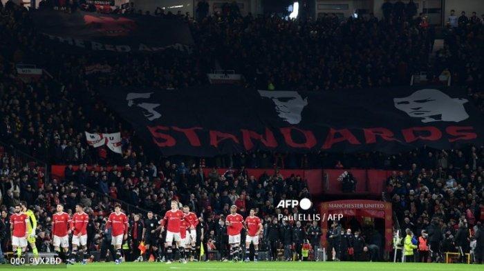 Pesan Fans MU, Spanduk 'Standard' Dibentangkan, Tampilkan Potret ...