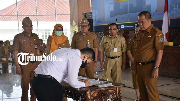 242 Nakes di Kabupaten Karanganyar Terima SK P3K, Bupati Juliyatmono Ingatkan Profesionalitas ...