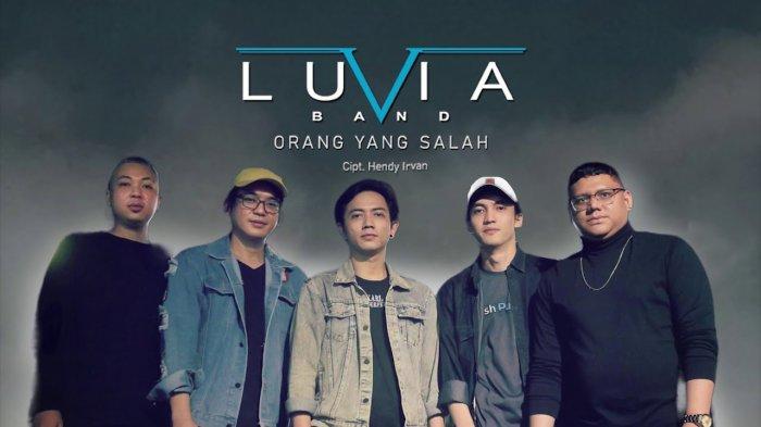 Chord Kunci Gitar dan Lirik Lagu Gayung Tak Bersambut - Luvia Band, Judul Asli Orang Yang Salah ...