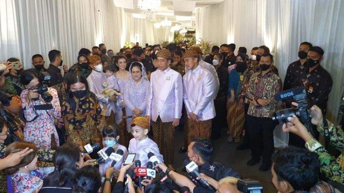 Momen Jokowi Tersenyum Lihat Jan Ethes dan Sedah Mirah Antarkan Cincin Pernikahan Kaesang-Erina ...
