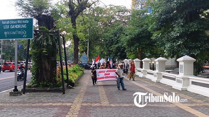 BREAKING NEWS : Demo Adili Jokowi di Solo, Massa Longmarch dari Stadion ...