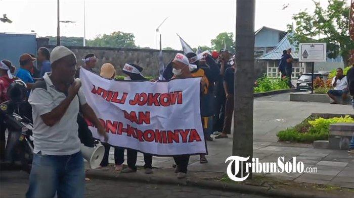 BREAKING NEWS : Demo Adili Jokowi di Solo, Massa Longmarch dari Stadion ...