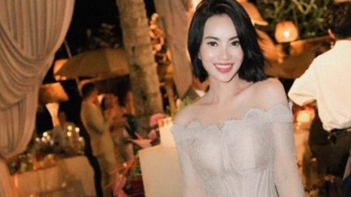 Sosok Dearly Djoshua yang Temani Ari Lasso Hadiri Resepsi Pernikahan Luna Maya dan Maxime ...