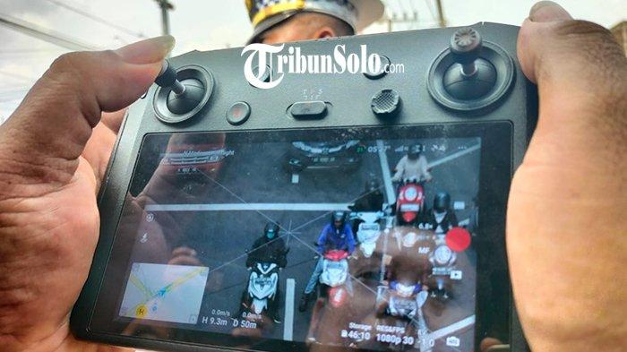 Begini Cara Polisi Tilang Pakai ETLE Drone : Diterbangkan, Cekrek ...