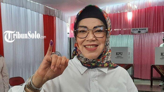 Bupati Sukoharjo Etik Suryani Mencoblos di TPS 09, Ajak Warga ...