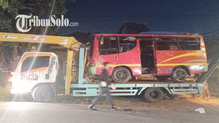 BREAKING NEWS: Mini Bus Bawa Rombongan Guru BA Aisyiyah Weru Sukoharjo Terguling di Grogol ...