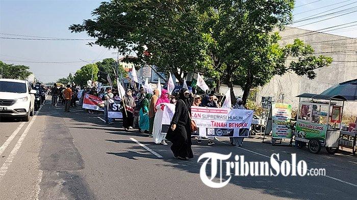 Ratusan Warga Gedongan Geruduk Kantor Bupati Karanganyar, Tuntut Segera ... Ratusan Warga Gedongan Geruduk Kantor Bupati Karanganyar, Tuntut Segera ...