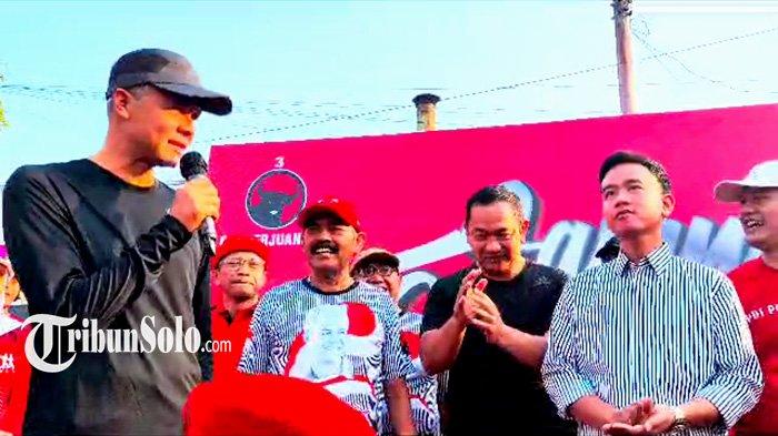 Gaya Gibran Temani Ganjar di Jalan Sehat PDIP Solo : Pakai Lurik Hitam Putih Pemberian Ganjar ...