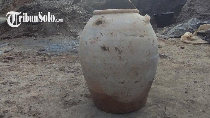 Temuan Guci Kuno di Jatinom Klaten : Ditemukan 101 Meter dari Sumur ...