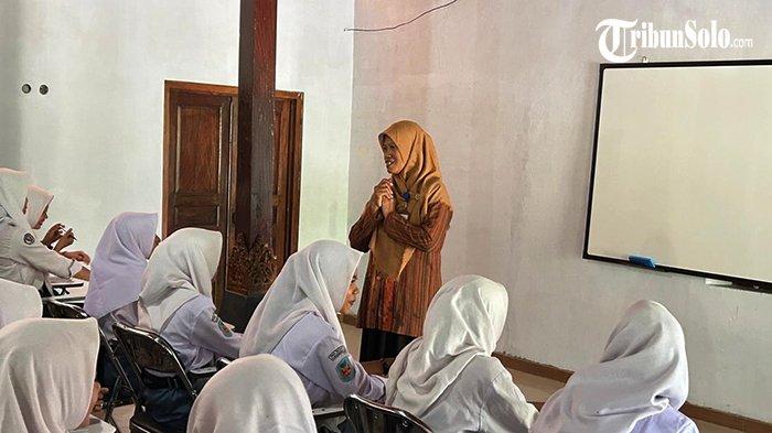 Kisah Bu Tika Guru Kelas Jauh Klaten Jateng, Sakit Telinga, Semangat Cerdaskan Anak Bangsa Tak ...