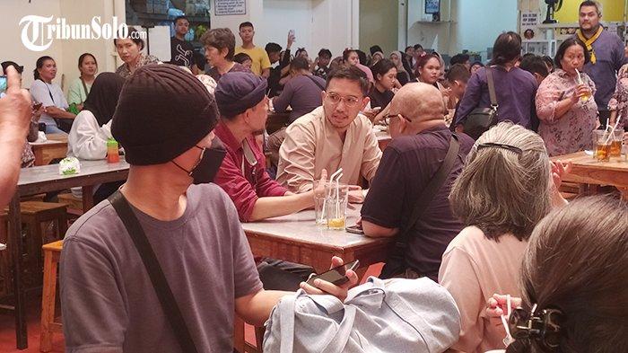 Gusti Bhre Makan Arem-arem di Pasar Gede Solo Jateng, Raja Pura ...