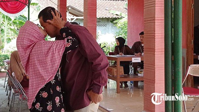Cium Ibu untuk Bupati Jekek usai Nyoblos Pemilu 2024 di TPS 13 Wonogiri ...