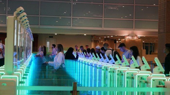 Orang Asing Pemegang ITAP dan ITAS Bisa Melintasi Autogate Imigrasi - Tribunsolo.com