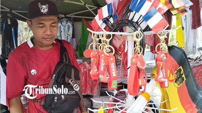Curhat Pedagang Jersey Piala Dunia U-17, Lapaknya Lebih Laku di Solo ...