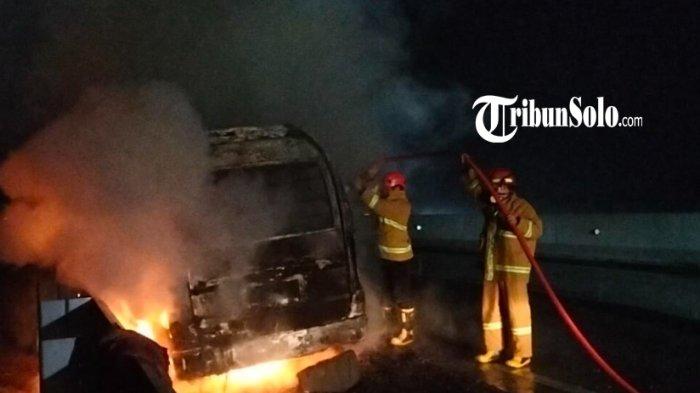 Isuzu Elf Terbakar di Tol Boyolali, Dagangan Pakaian Ludes Terbakar, Penumpang Ngaku Rugi Rp150 ...