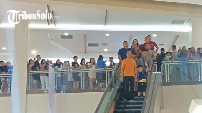Pulang ke Solo, Jokowi Ajak Jan Ethes & La Lembah ke Mall, Jalan-jalan ... Pulang ke Solo, Jokowi Ajak Jan Ethes & La Lembah ke Mall, Jalan-jalan ...