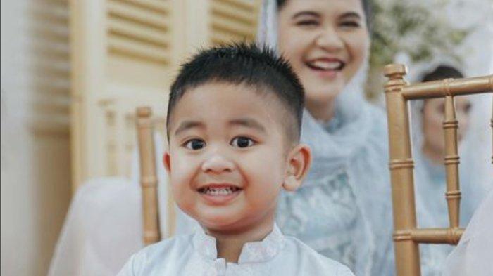 Panembahan Al Nahyan Viral, Kahiyang Ayu Bagikan Foto Sang Putra: Nungguin Pake Singlet ya ...