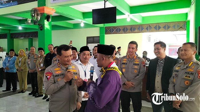 Momen Pundak Kapolda Jateng Ditepuk-tepuk Jemaah Calon Haji asal ...
