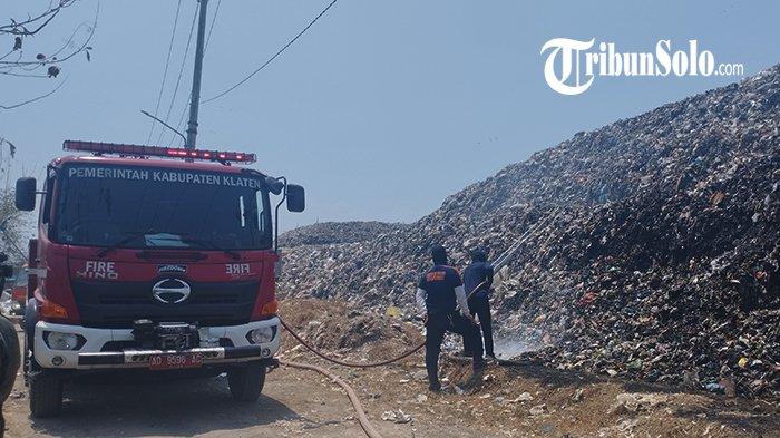 PEMADAMAN Kebakaran TPA Troketon Klaten : 2 Mobil Damkar Semprot Titik ...
