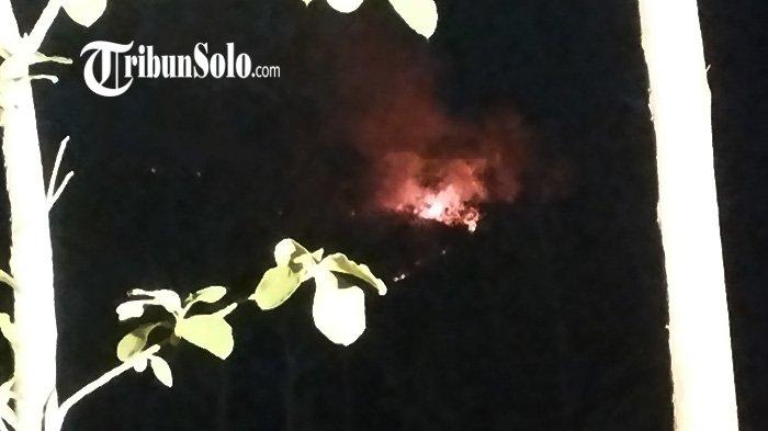 Upaya Pemadaman Kebakaran Bukit Pertapan Bayat Klaten : Pakai Ranting ...