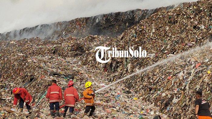 Cara Damkar Jinakkan Kebakaran di TPA Putri Cempo, Injeksikan Air ke ...