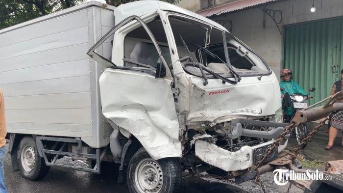 Adu Banteng Truk Box vs Avanza di Grogol Sukoharjo, Kedua Mobil Ringsek - Tribunsolo.com