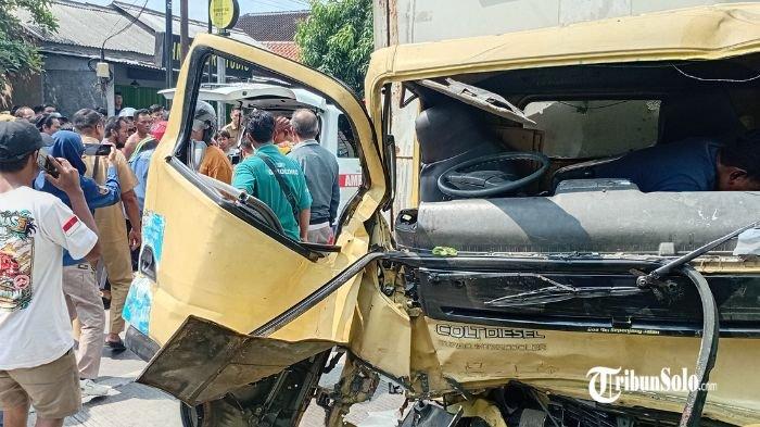 Kondisi 3 Korban Kecelakaan Adu Banteng Truk di Sragen, Sopir Terjepit Kabin Alami Patah Tulang ...