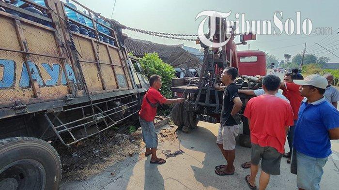 BREAKING NEWS : Kecelakaan Karambol Libatkan Sejumlah Truk dan Pikap di Klaten, Sampai Tabrak ...