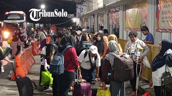 Kondisi Terminal Giri Adipura Wonogiri Makin Padat, Pemudik yang Pulang ...