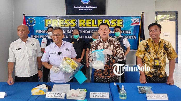 BREAKING NEWS : BNN Jateng Ringkus Kurir dan Pengedar Sabu di Soloraya, Bawa Sabu Seberat 1 Kg ...