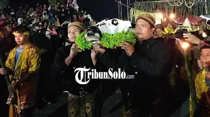 Tradisi 1 Suro di Boyolali Jateng, Larungan Kepala Kerbau Puncak Merapi, Pemkab Minta Waspada ...