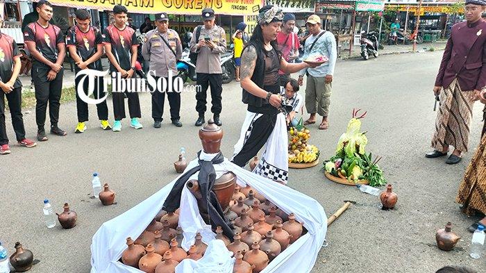 Potret Tradisi Kirab 1000 Candi Kendil di Pengging Boyolali Jateng ...