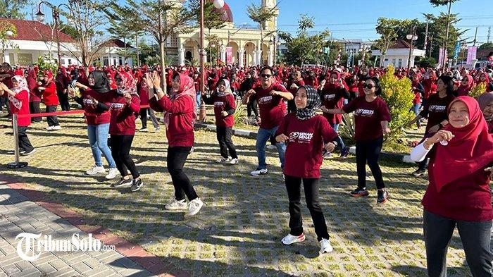 Kompak ! Bupati Sri Mulyani, Nakes dan Kader Kesehatan Senam Bareng di ...