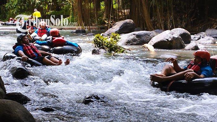 Saat Puluhan Tuna Netra Menikmati River Tubing di Taman Banyu ...