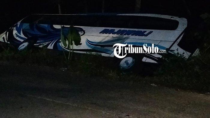 Bus Rajawali Jurusan Semarang-Solo Terguling di Jalur Lingkar Utara ...
