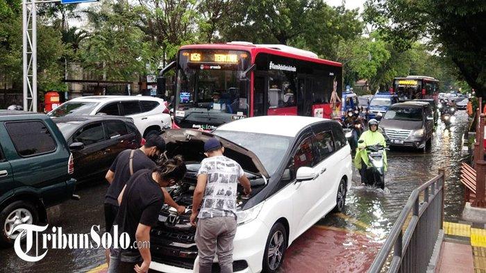 Diguyur Hujan 2 Jam, Jalan Slamet Riyadi Solo Tergenang, Macet Panjang ...