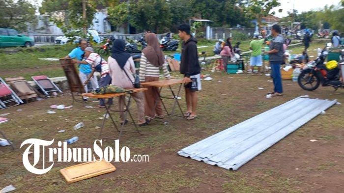 Cerita Warsini, Lapaknya Berserakan Usai Hujan Angin Landa Lapangan ...