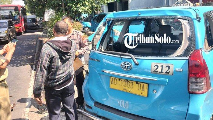 Nekat Putar Arah di Jalur Sempit, Truk Kontainer Senggol 2 Taksi di ...