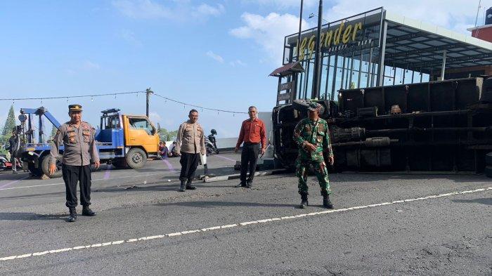Truk Terguling di Jalan Tawangmangu-Magetan Karanganyar Jateng ...
