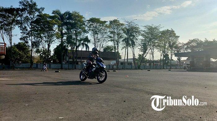 Potret Latihan Balap di Karanganyar: Sulap Area Parkir Gedung ...
