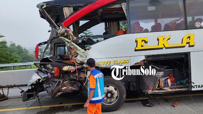 BREAKING NEWS: Kecelakaan Maut Bus Eka Vs Truk di Tol Solo-Ngawi Kebakkramat, Satu Penumpang ...