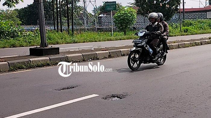 Lubang di Jalan Solo - Semarang Bikin Celaka, Ada Pengendara Terjatuh ...