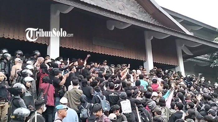 Tak Ditemui Ketua DPRD, Aksi Indonesia Gelap di Solo Nyaris Ricuh - Tribunsolo.com