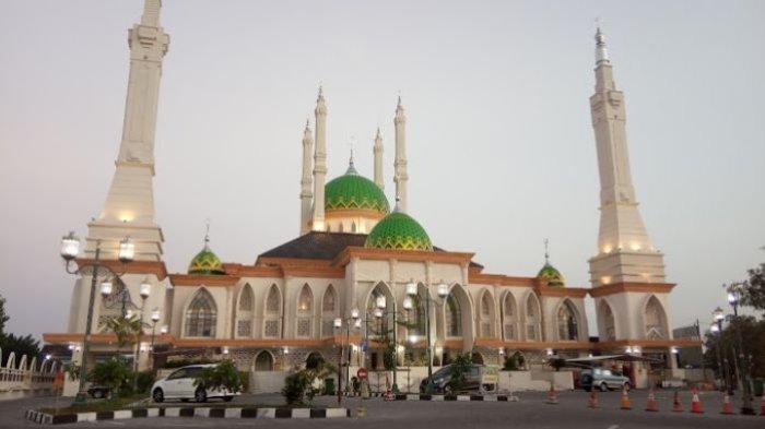 Masjid Agung Baiturrahmah Sukoharjo Sediakan 500 Takjil, Hari Pertama Puasa Dipadati Ratusan ...