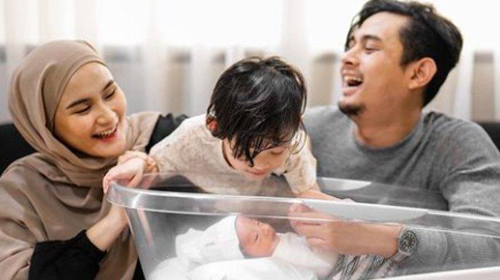Selamat! Aktor Miqdad Addausy dan Sang Istri Dikaruniai Buah Hati Kedua ...