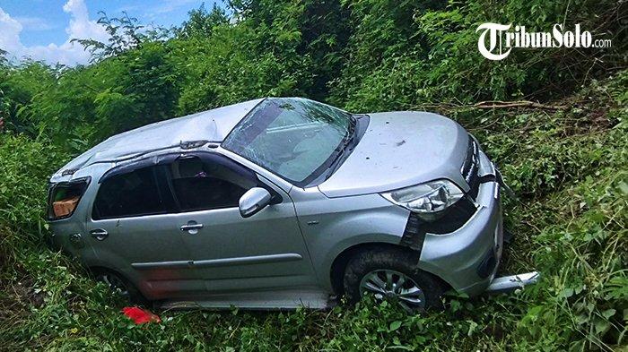 Sopir Alami Microsleep, Mobil Terios Terperosok Keluar Tol Semarang ...