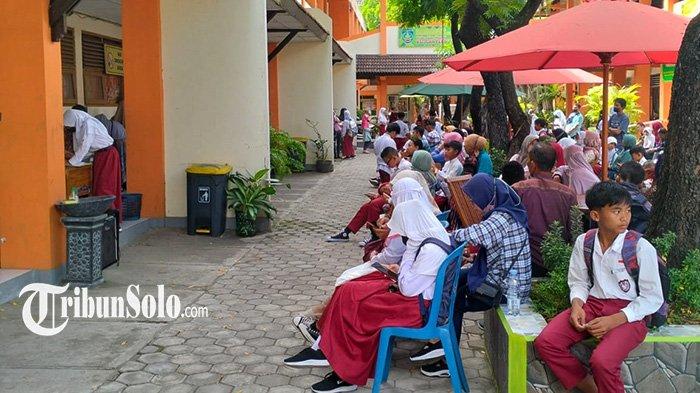 Cerita Suraji, Antre 1 Jam Daftarkan Anak PPDB SMP di Sukoharjo, Demi ...