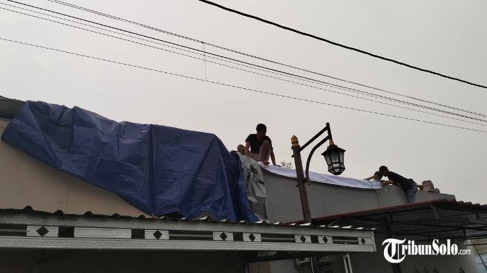 Atap Melayang, Warga Kelurahan Mojo Solo Bertahan dengan Atap Terpal di ...