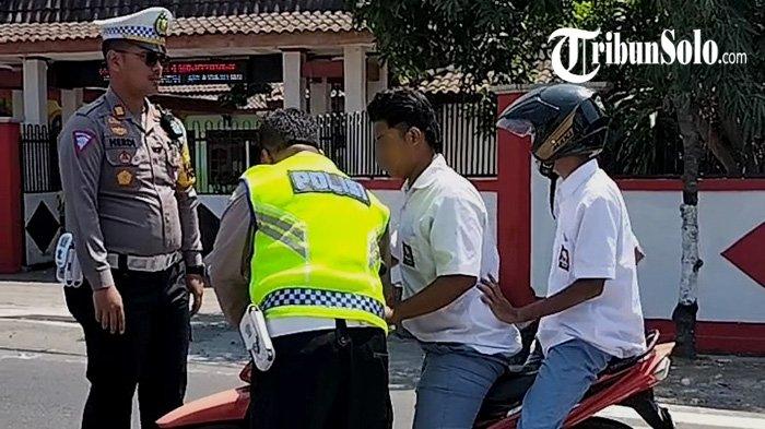 Kisah 2 Pelajar SMK Boyolali Ditilang Polisi : Keluyuran, Lewati Lokasi Olah TKP, Tak Pakai Helm ...