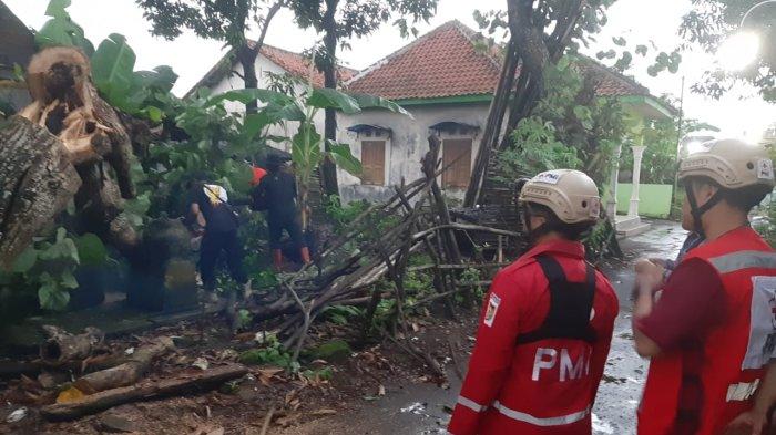 Angin Lisus Terjang Sawit Boyolali : Warung Roboh, Atap Rumah ...